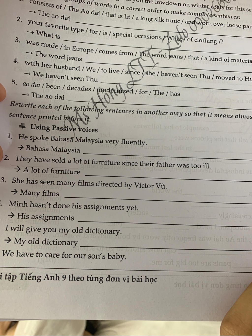 consists of/ The Ao dai / that is lit/ a long silk tunic / and ps of ...