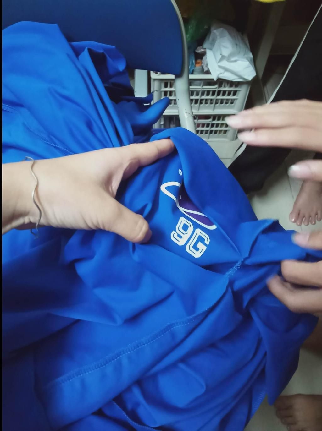 Calli: Làm ơn ;-; t ko muốn mặc áo này đâu :) thà t mặc áo đám tang còn đẹp hơn :)9G ther