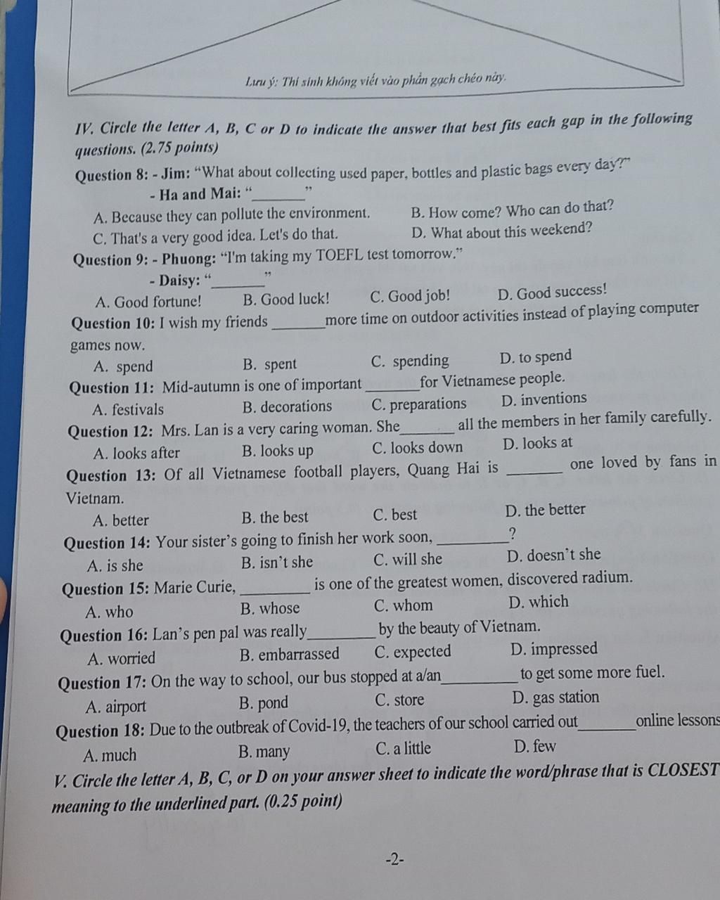 Lưu ý: Thi sinh không viết vào phần gạch chéo này. IV. Circle the ...