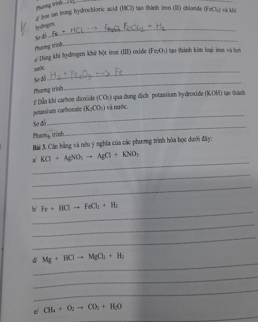 Phương trình.. d Iron tan trong hydrochloric acid (HCl) tạo thành iron ...