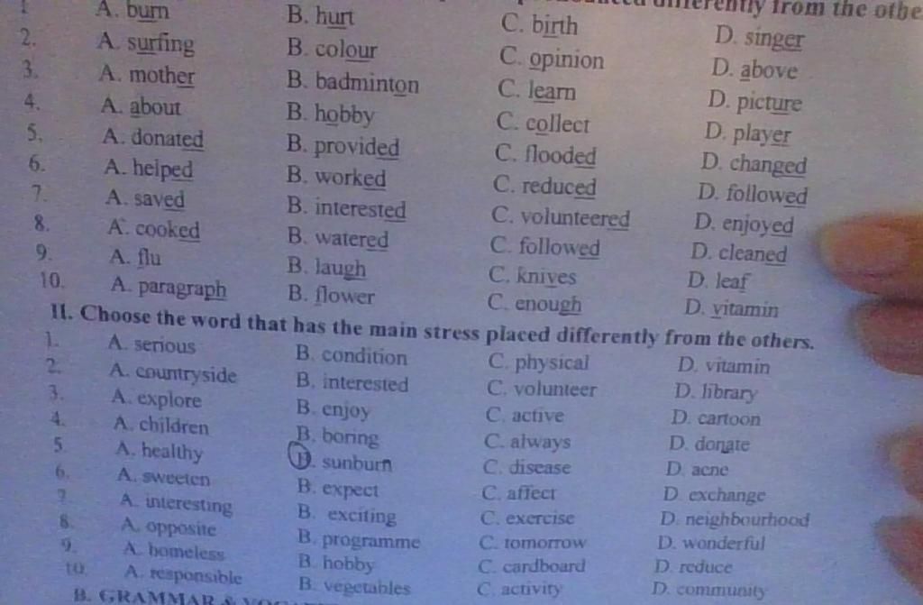 giúp tui vs b2 là khoanh vào câu có trọng âm khác b1 là khoanh vào câu ...