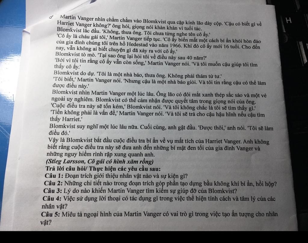 Martin Vanger nhìn chằm chằm vào Blomkvist qua cặp kính lão dày cộp ...