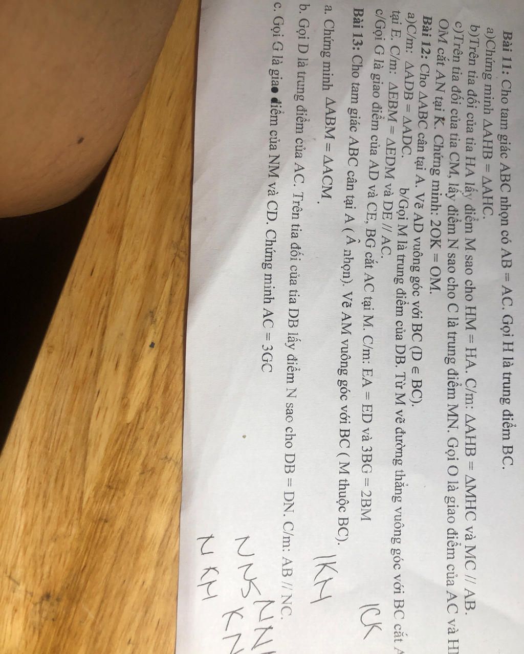 Bài 11: Cho tam giác ABC nhọn có AB = AC. Gọi H là trung điểm BC. a ...