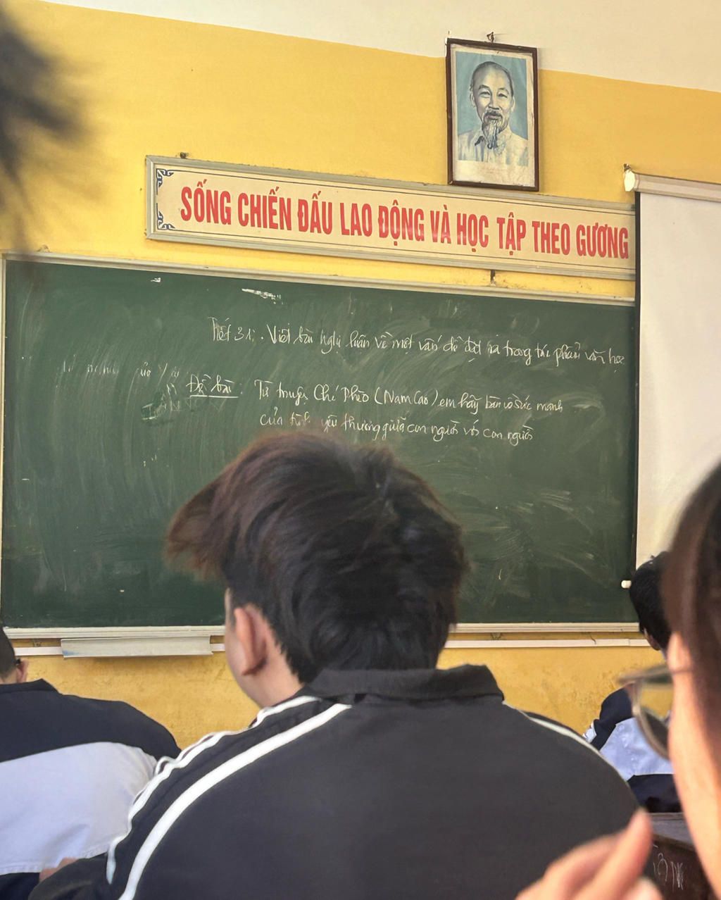 SỐNG CHIẾN ĐẤU LAO ĐỘNG VÀ HỌC TẬP THEO GƯƠNG het 31;. Viel ban hgly ...